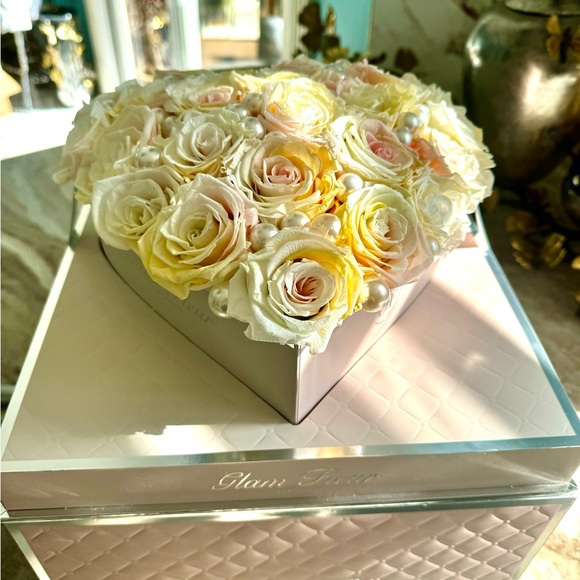 glam fleur | Accents | Glam Fleur Preserved Roses | Poshmark